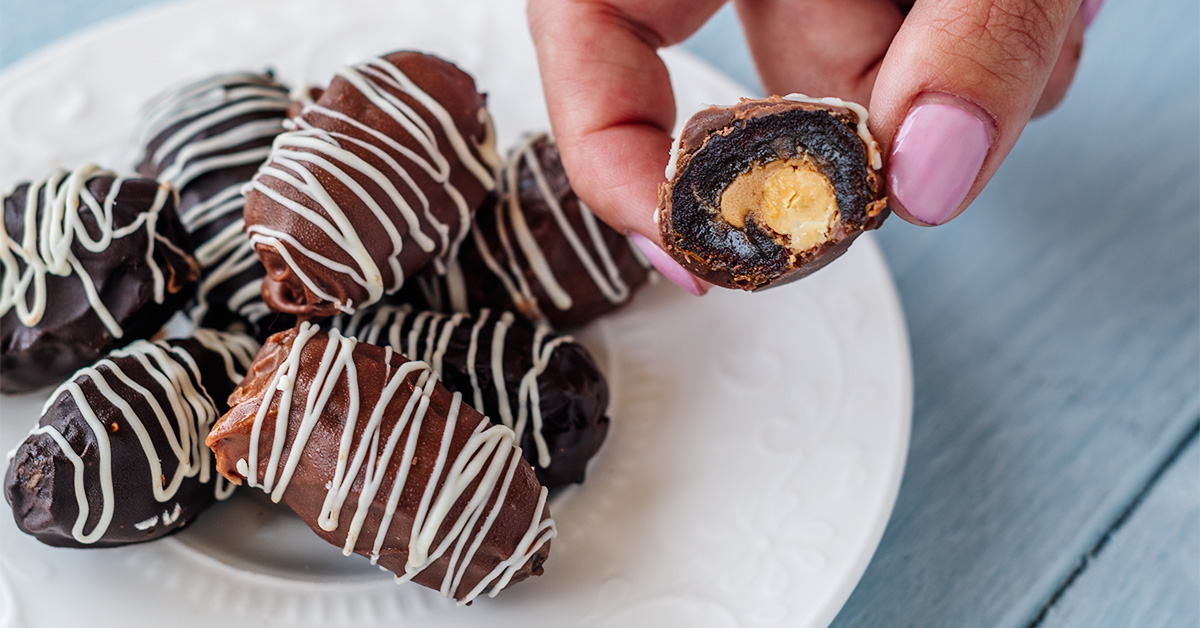 How to Make These Chocolate Covered Dates That Taste like Snickers Bars ...
