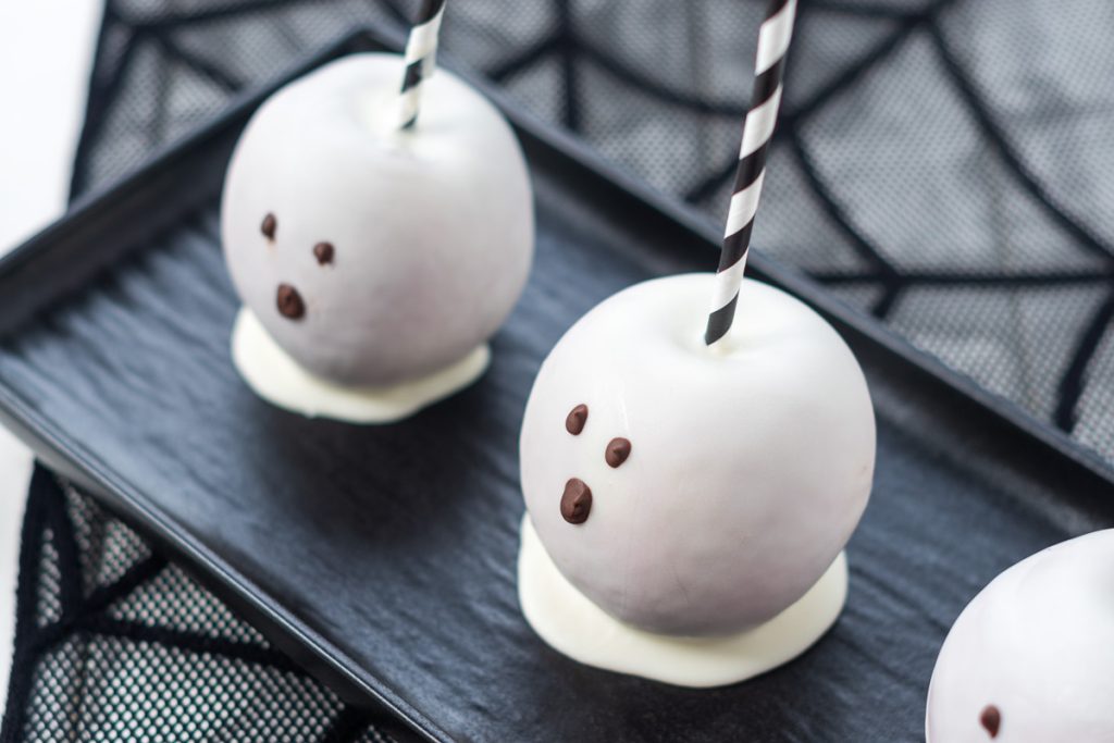 Halloween Candy Apples: How to Make these Adorable Ghost Apples - Posh ...